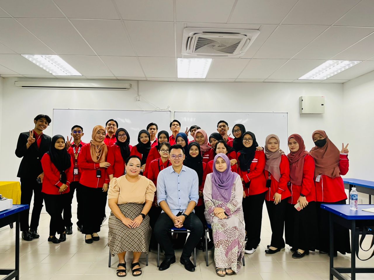 Vixtech dijemput Field Trip International Marketing di Politeknik Kota ...